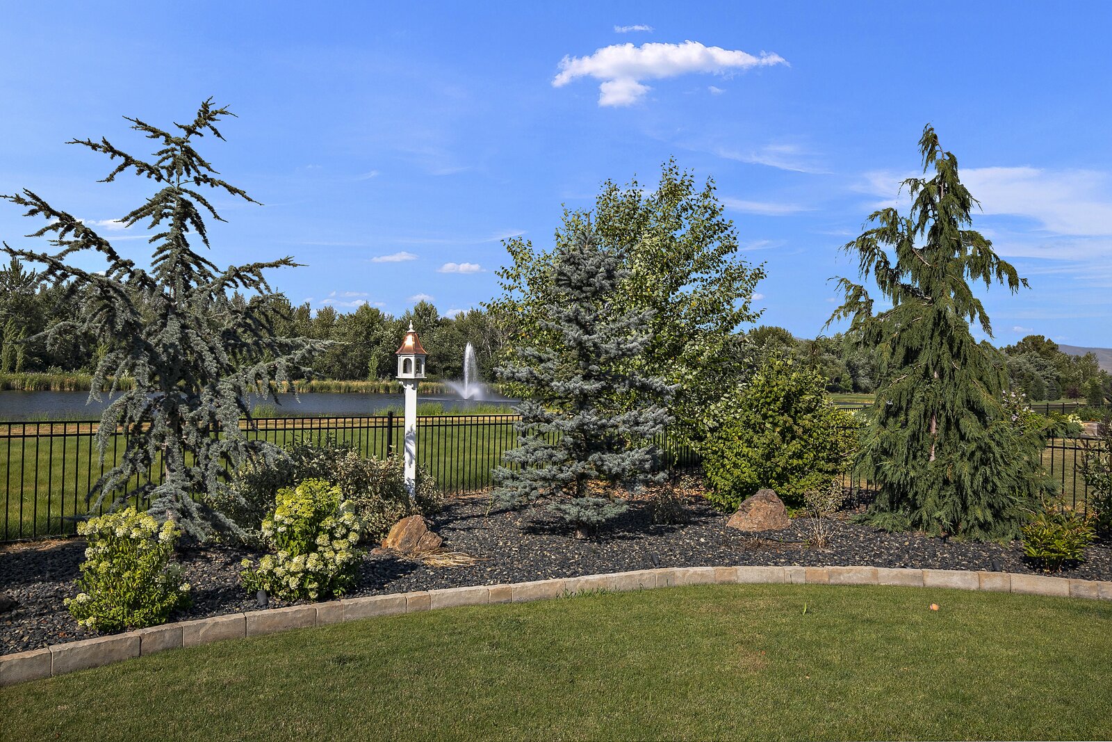 Photo 8 of 11 in A Luxurious Waterfront Farmhouse Lists for $2.599M by Leverage Global Partners ...