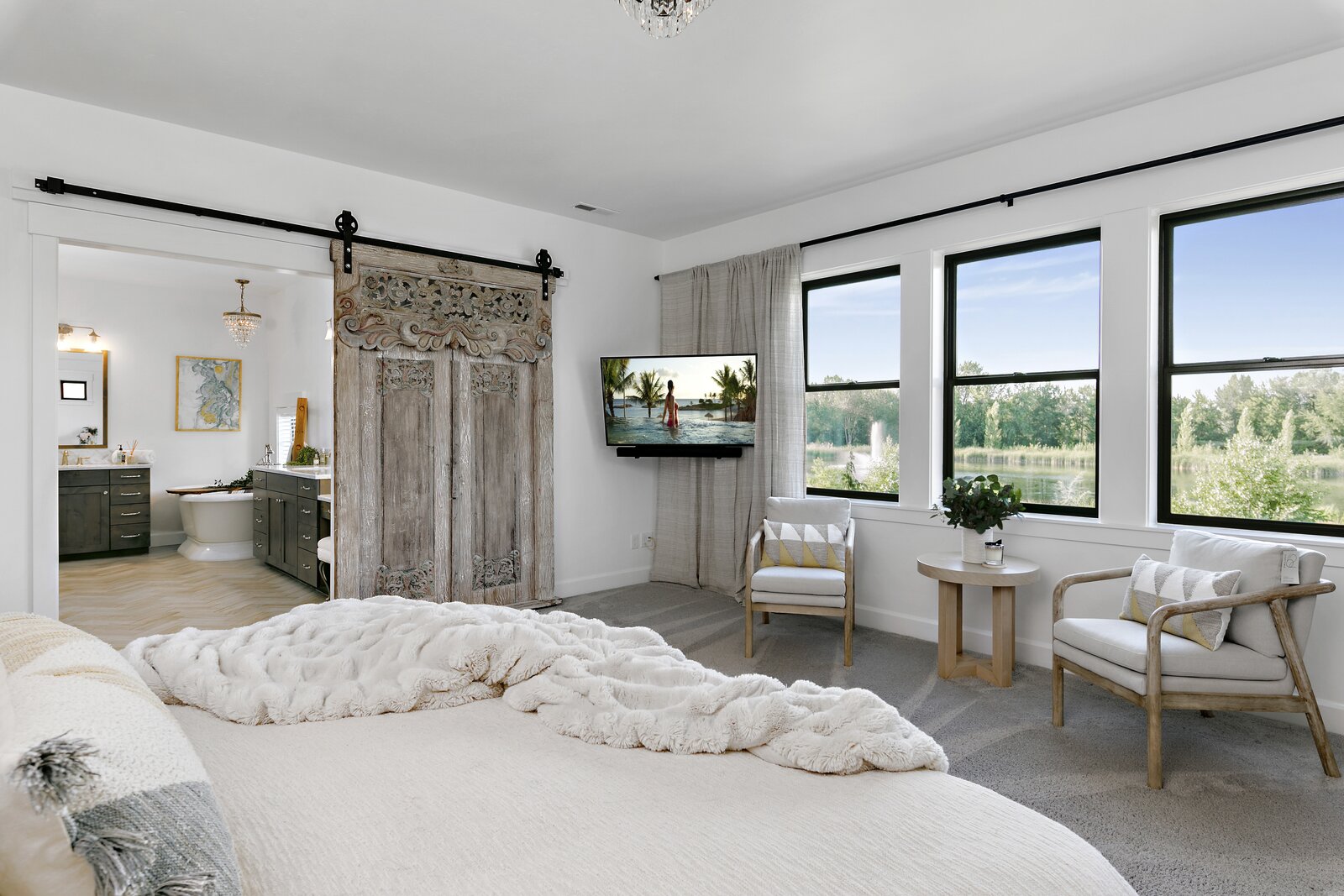 Photo 10 of 11 in A Luxurious Waterfront Farmhouse Lists for $2.599M by ...
