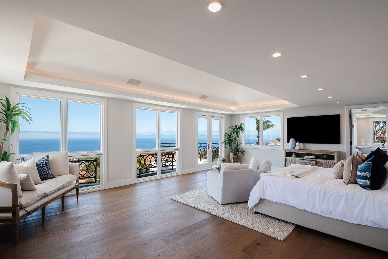 Photo 8 of 15 in European-Style Estate With Ocean Views Lists for $15 ...