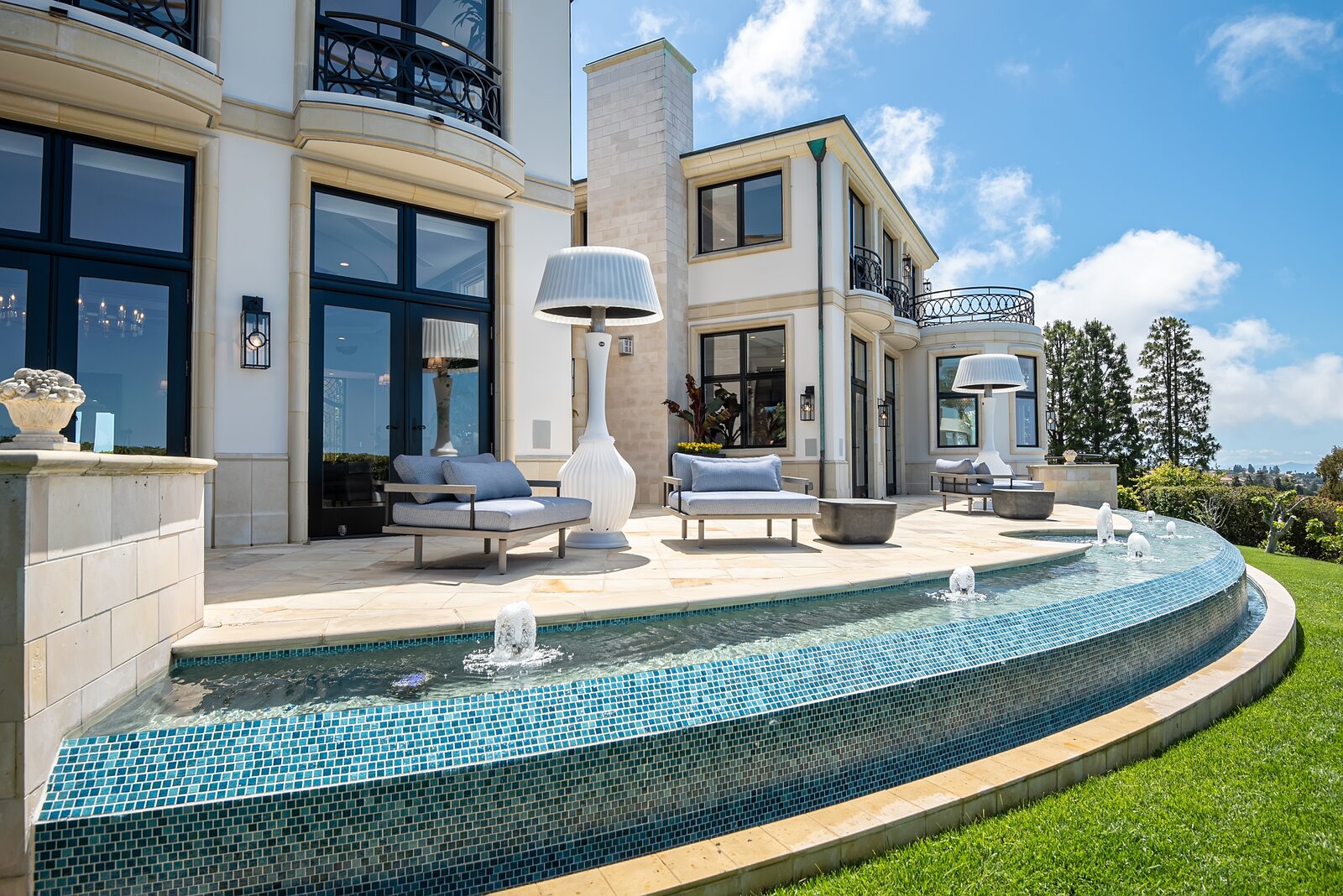 Photo 9 of 15 in European-Style Estate With Ocean Views Lists for $15 ...