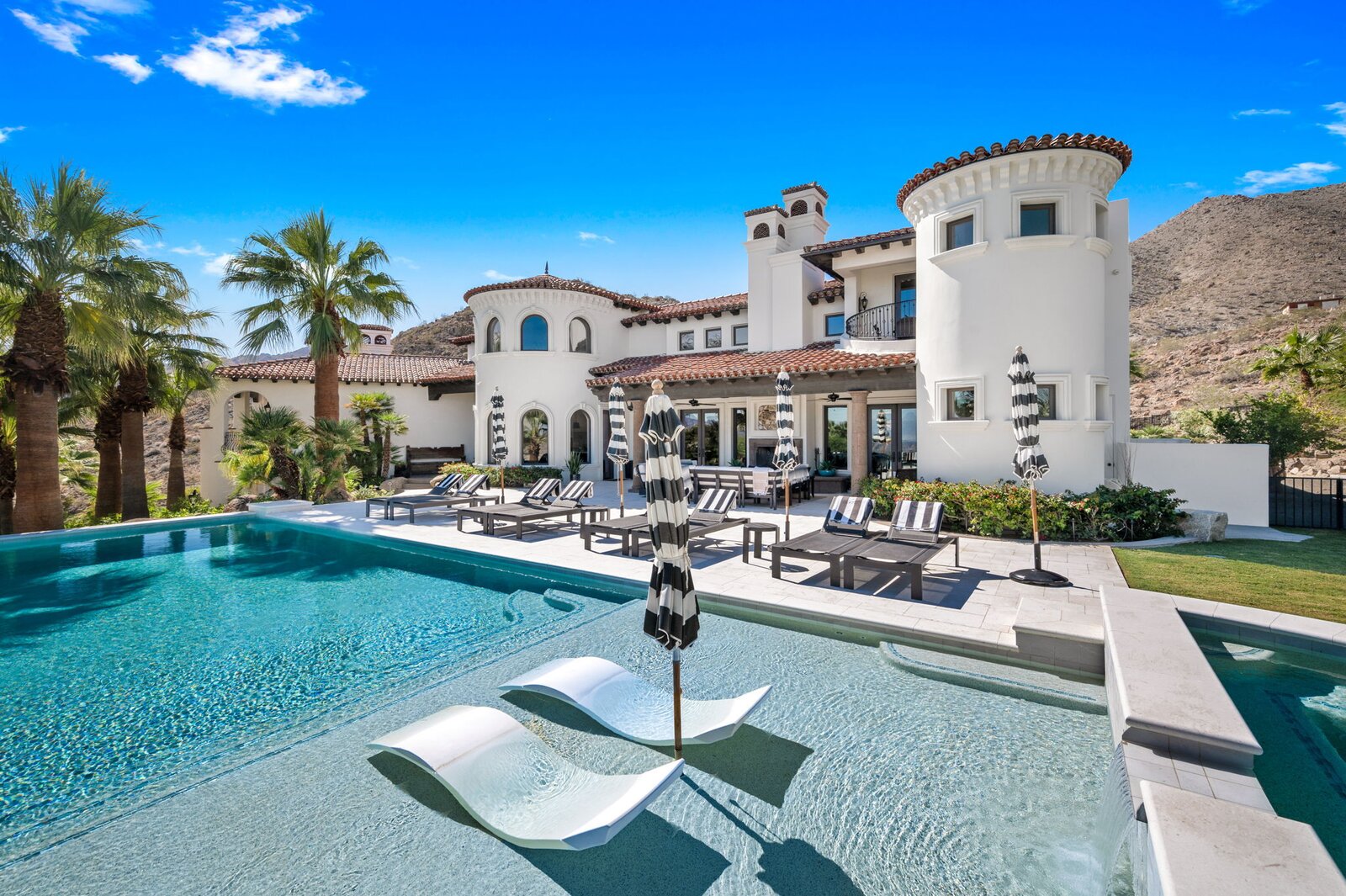 Photo 3 of 13 in Palm Desert Estate with Brick-Walled Wine Cellar and ...