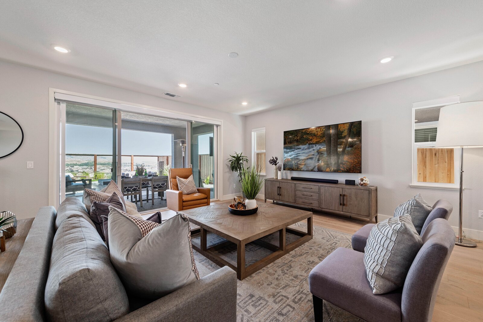 Photo 2 of 12 in Spacious Corner Estate in Amenity-Filled Community in ...