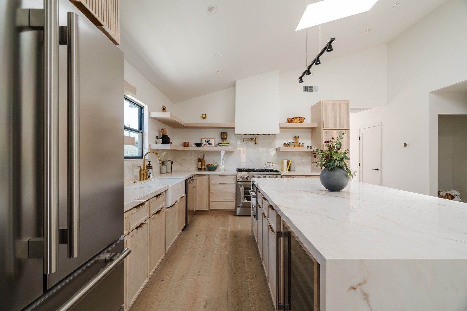 Photo 2 of 11 in Designer Residence With Flex Space in Los Angeles ...