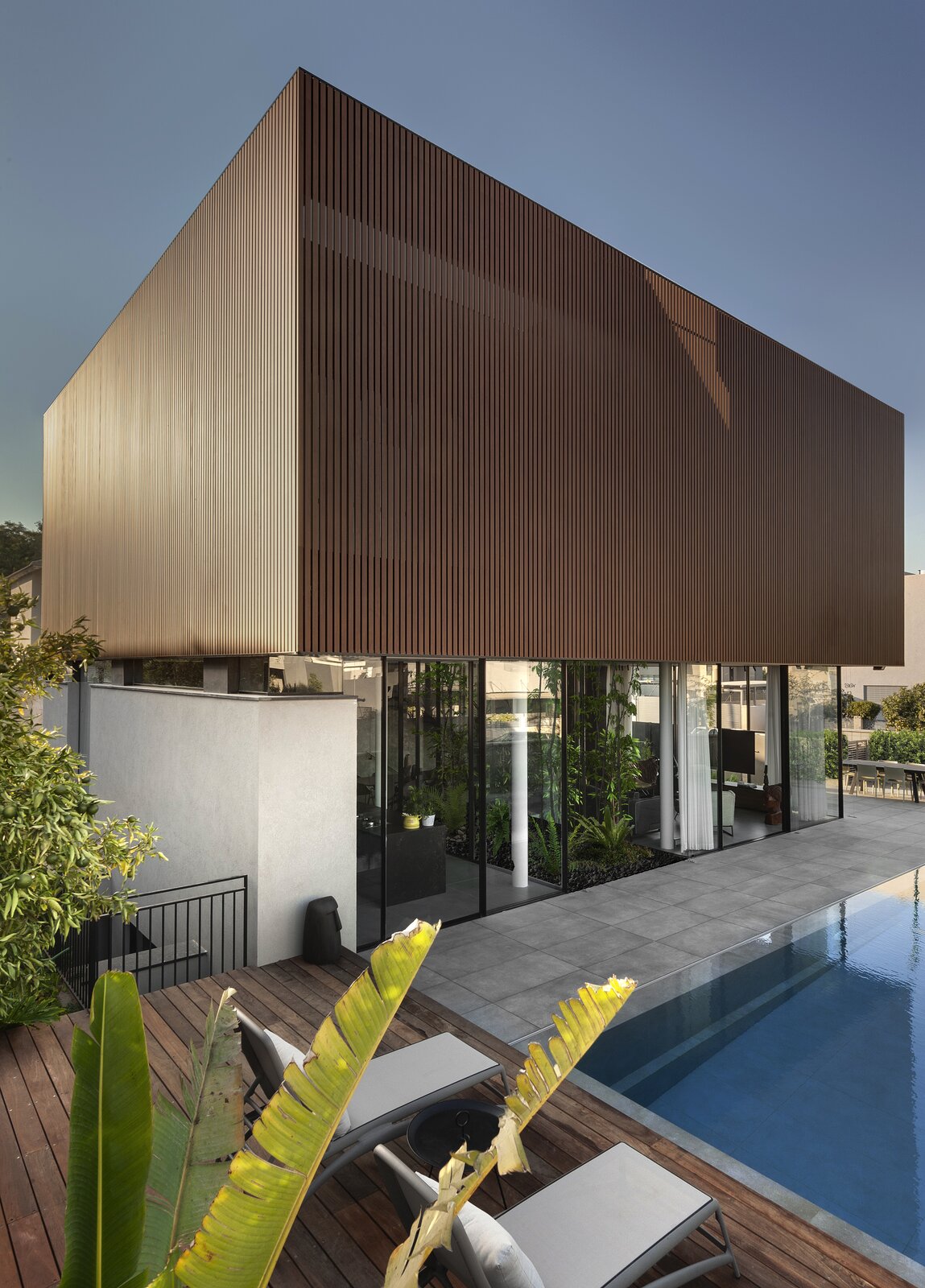 Photo 16 of 32 in The Floating Box house by Dan Israelevitz - Dwell