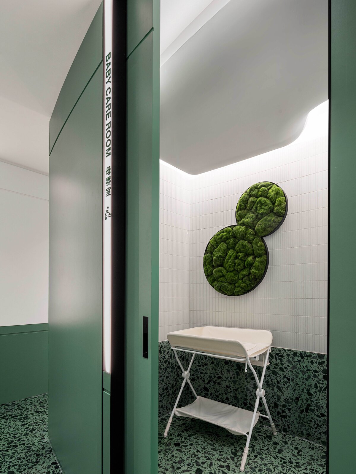 Photo 20 of 35 in Jungle on the Wall Family Washroom by URO Design ...