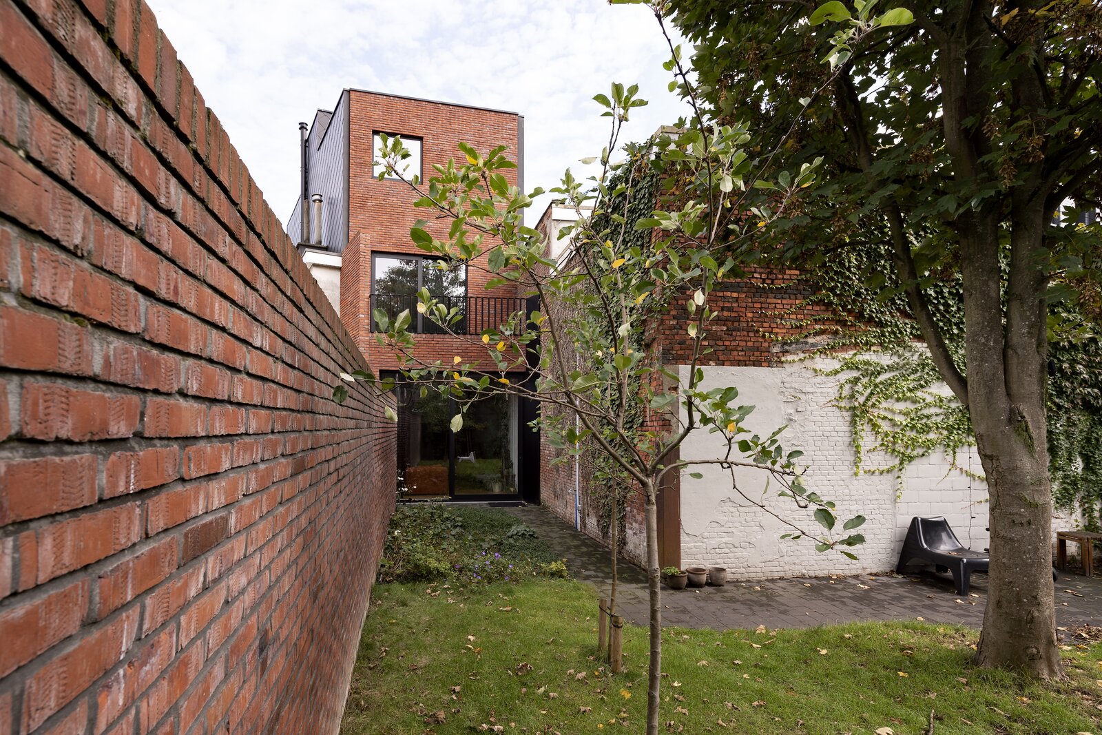 Photo 19 of 36 in Revisiting the Bel-etage: new build terraced house in ...