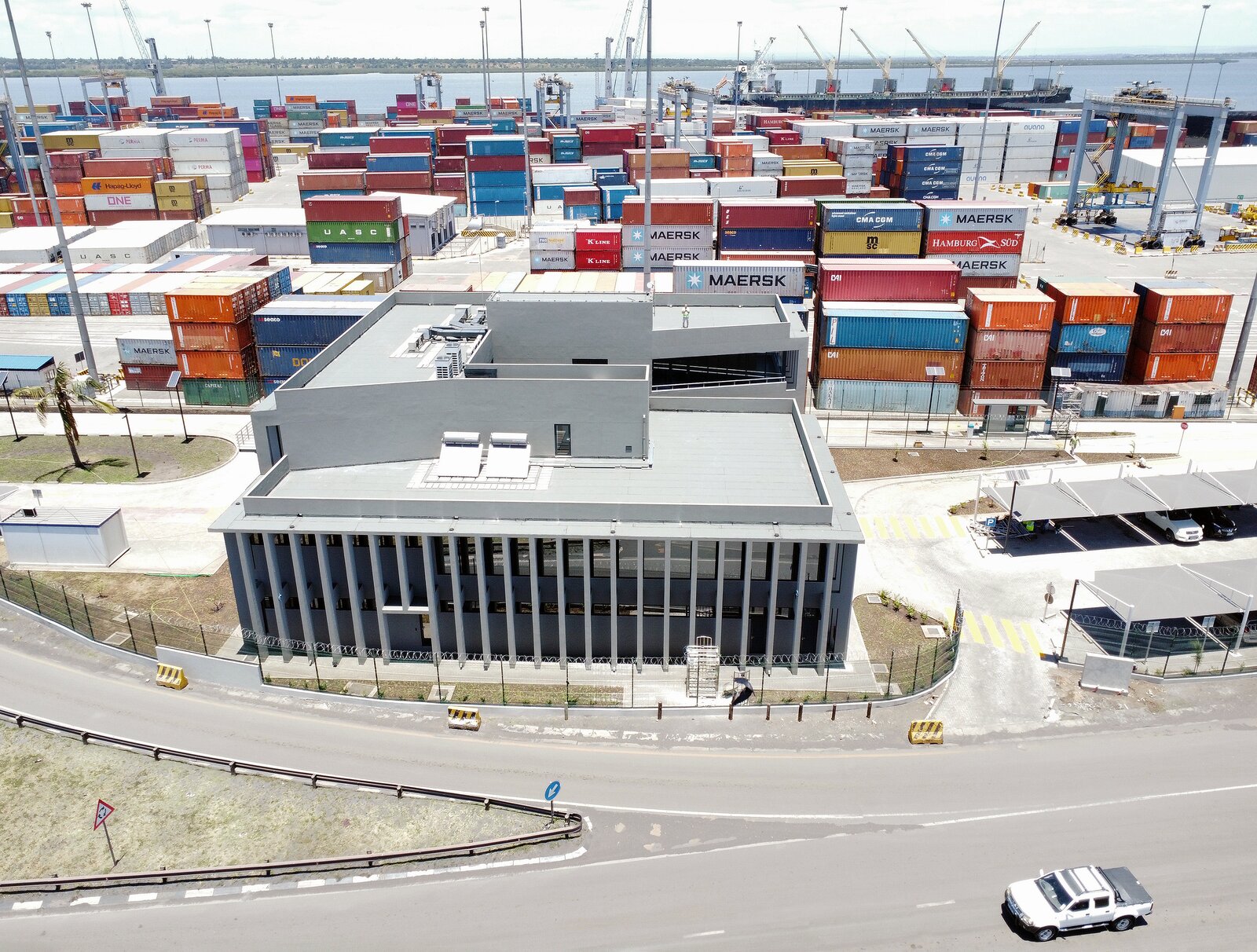 Photo 9 of 42 in DP World Headquarters – Port of Maputo by João Athayde ...
