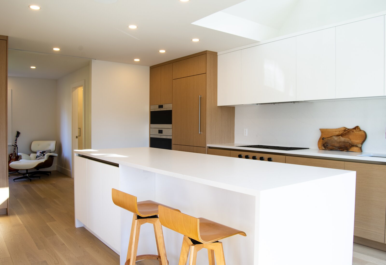 Photo 8 of 13 in Crisp & Clean: A Contemporary Renovation Revamp by Kelly Arthur Interior Design ...