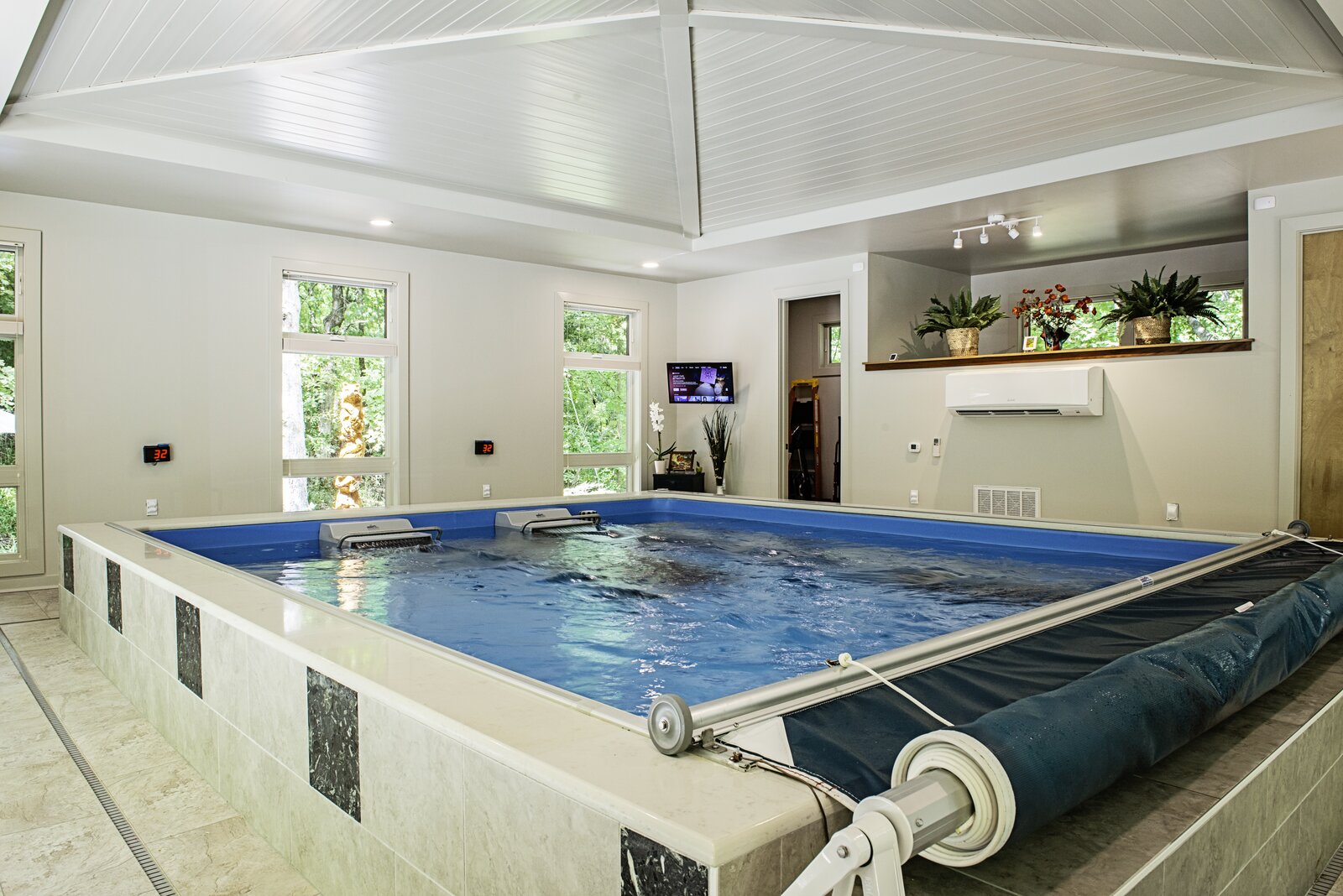 Photo 2 of 6 in Lakeshore Pool House by Megan Glenn Architecture - Dwell