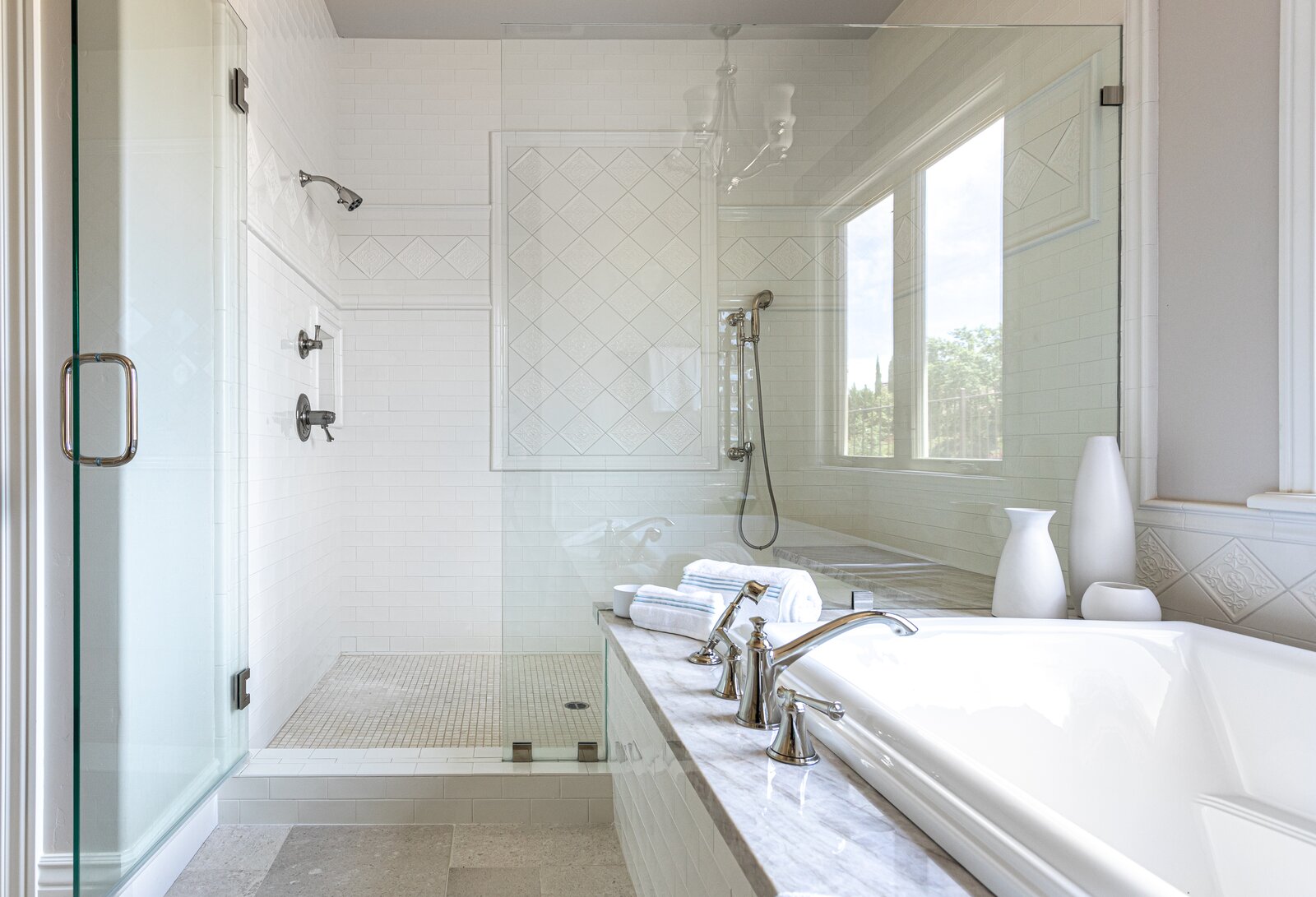 Photo 4 of 9 in A Classically Elegant Home with Pops of Color in ...