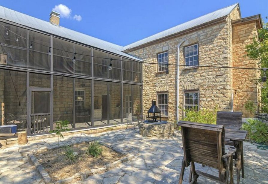 Photo 7 of 28 in Stagecoach Inn and Livery Stable by gcucolo@cs.com - Dwell