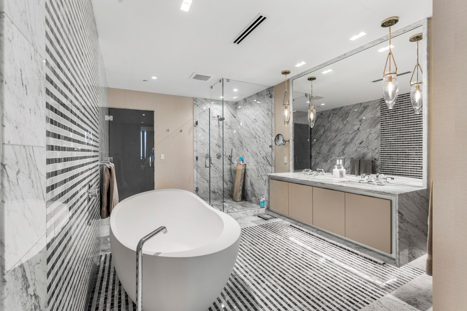 Photo 1 of 6 in Turnkey Sky Residence Showcases Iconic Views and Bespoke Design by Molly Attwell ...