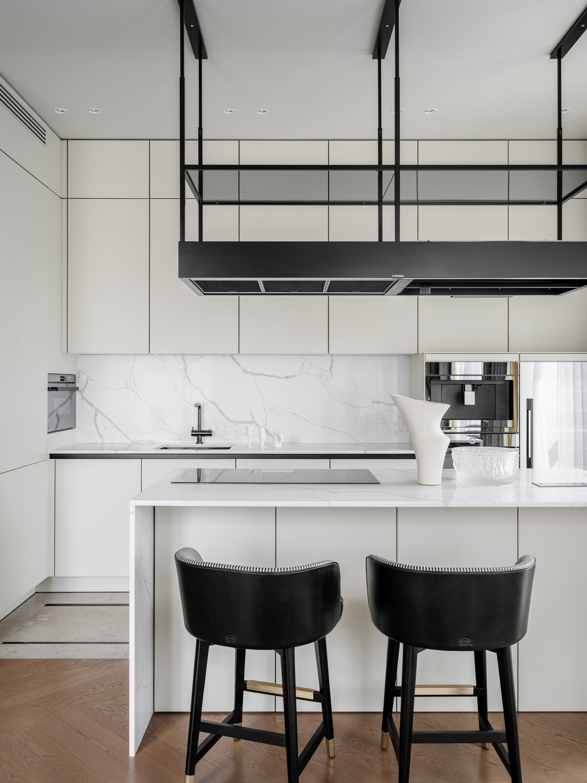 Photo 9 of 32 in Bright two-storey apartment with modern art in Moscow ...