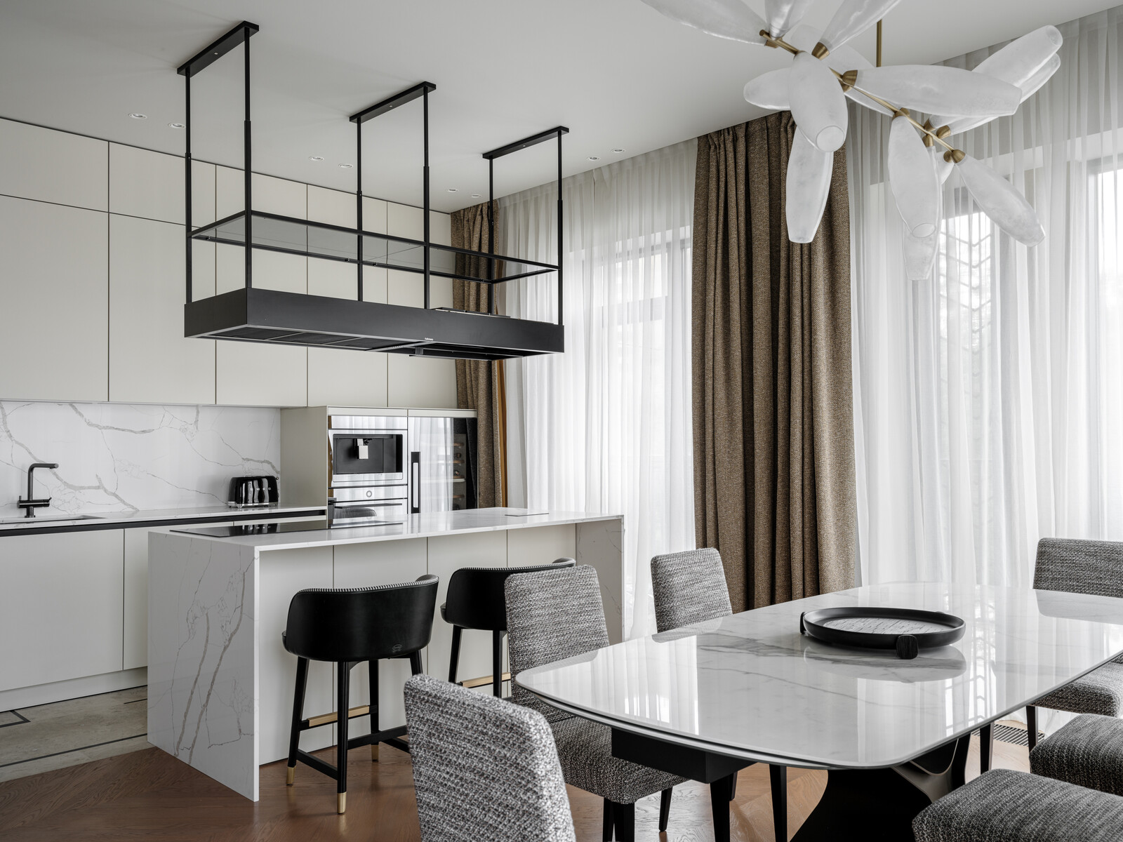 Photo 8 of 32 in Bright two-storey apartment with modern art in Moscow ...