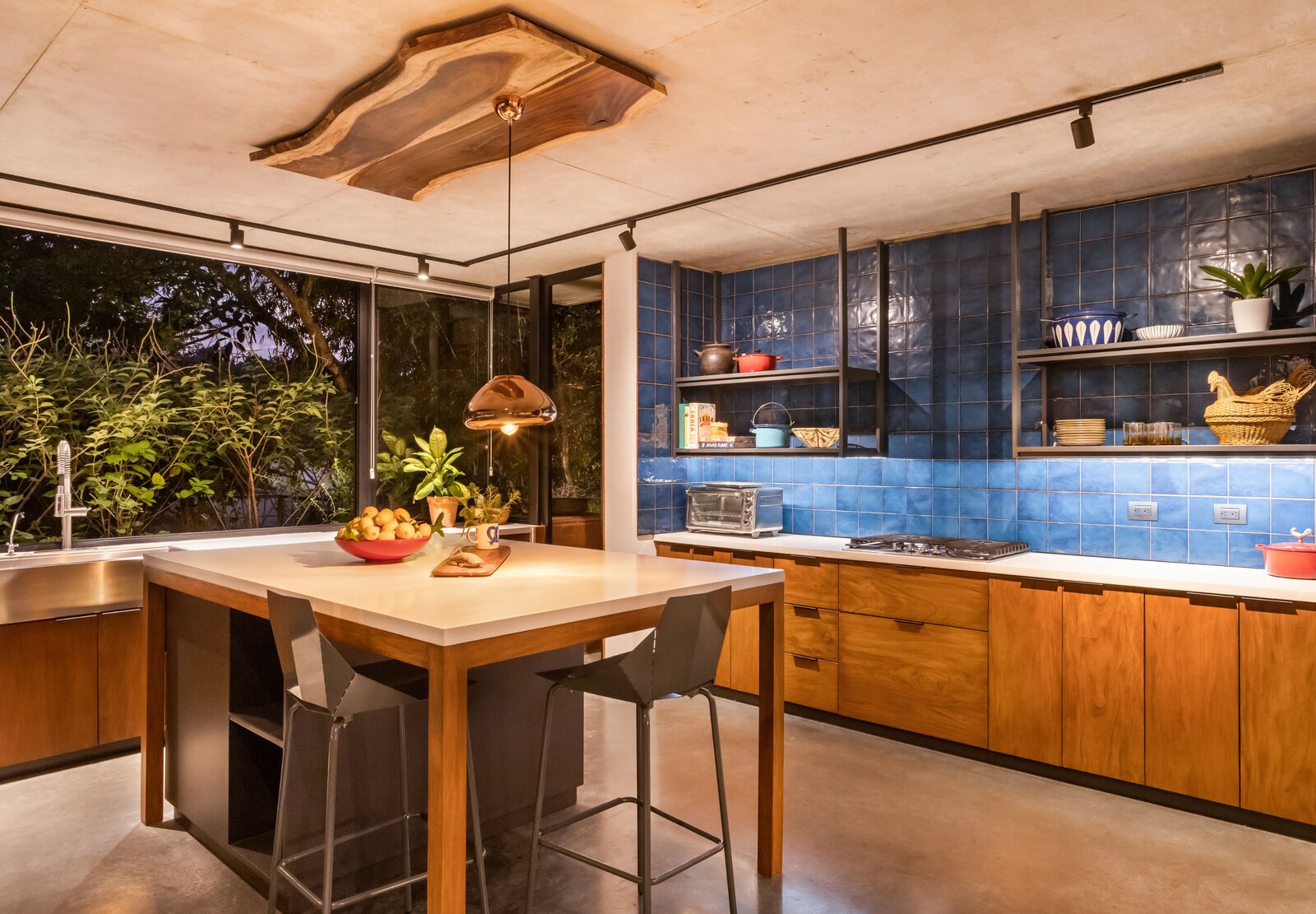 Photo 5 of 8 in Conacaste House by Elastica Studio - Dwell