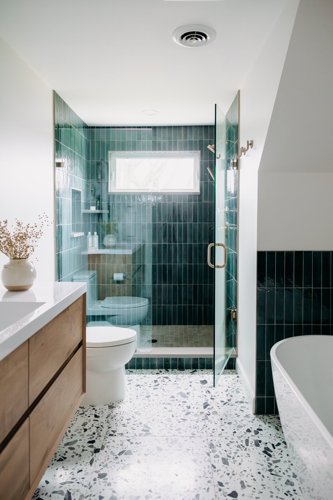 Photo 7 of 13 in Clean lines with a retro spin by Jill Lamphier - Dwell