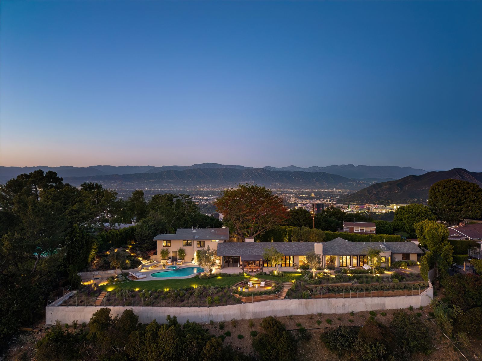 Photo 12 of 14 in Chris Evan’s Custom Captain America Gym with ...