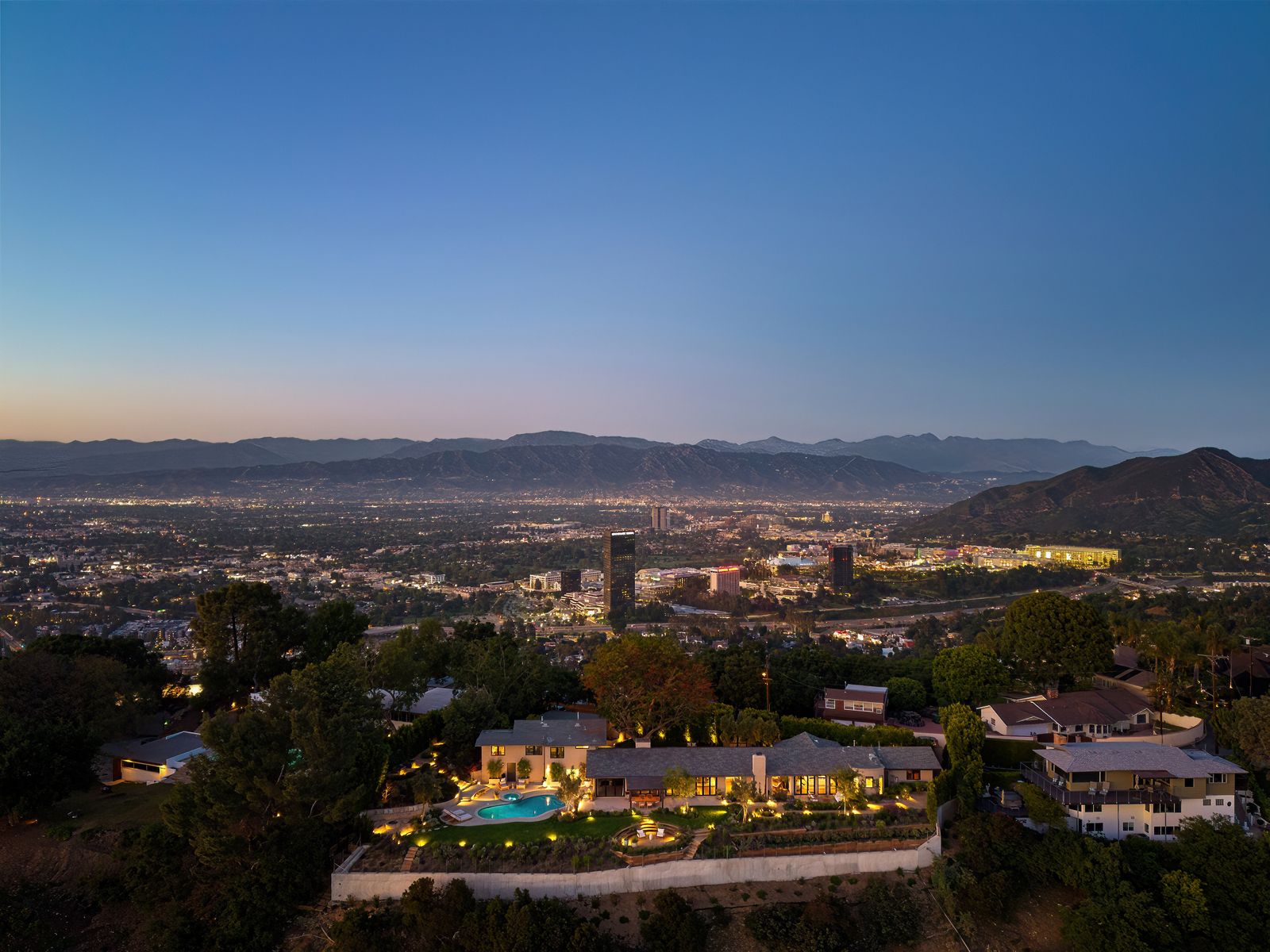 Photo 13 of 14 in Chris Evan’s Custom Captain America Gym with ...