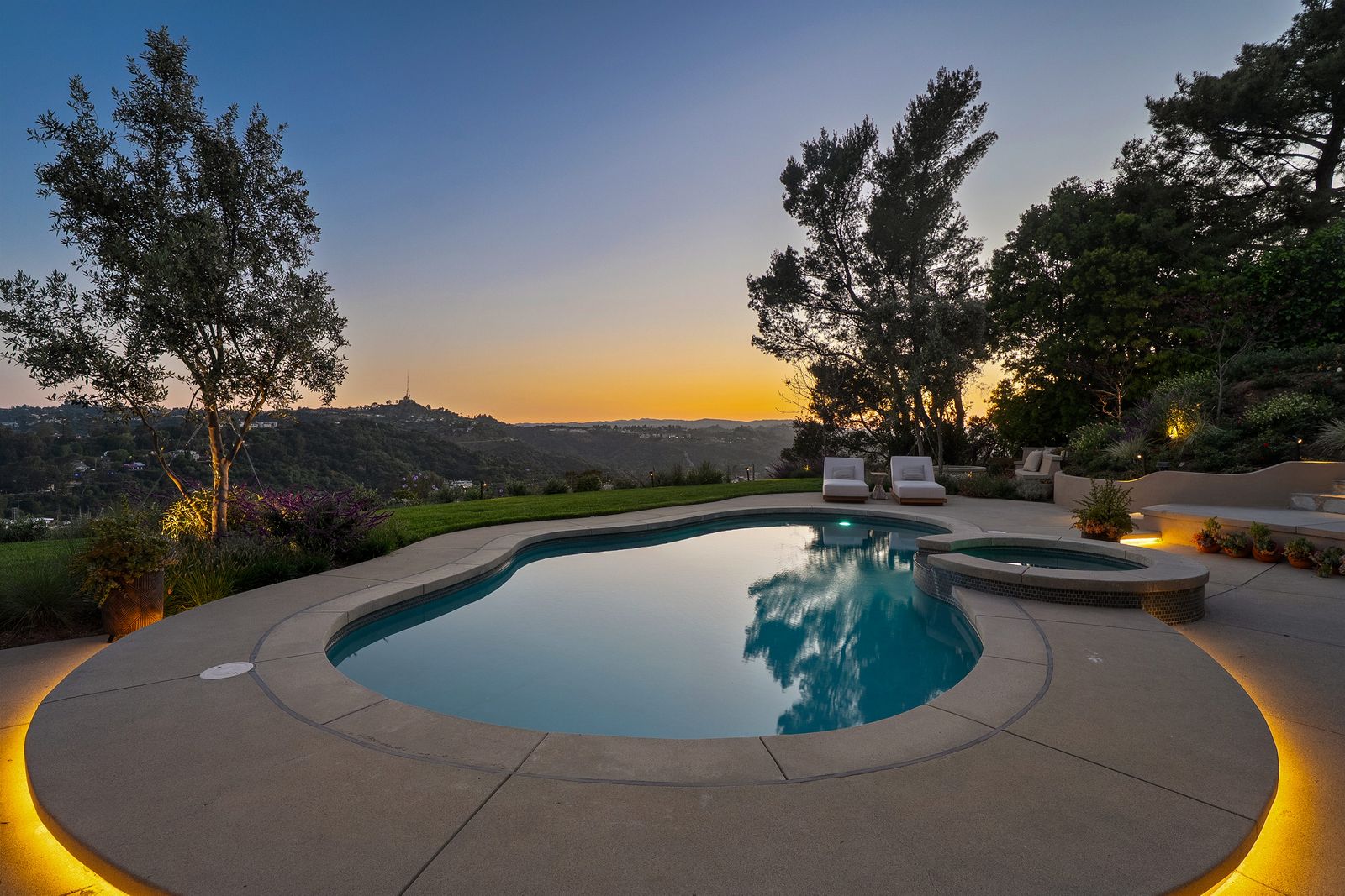 Photo 9 of 14 in Chris Evan’s Custom Captain America Gym with Superhero ...