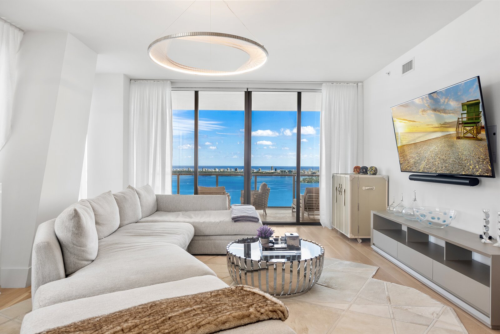 Photo 2 of 14 in Exquisite Waterfront Condo: Modern Sophistication in ...