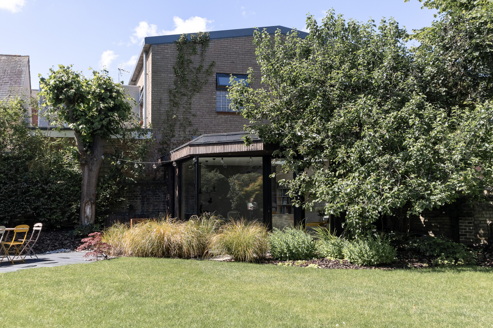 Photo 2 of 23 in Prefabricated Garden Reading Room by Ria Barnes - Dwell
