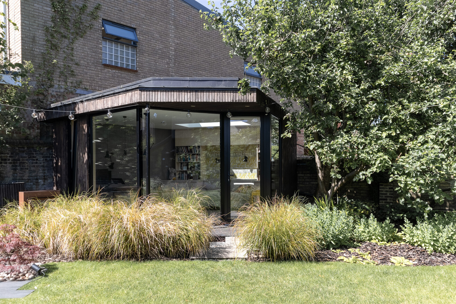 Photo 3 of 23 in Prefabricated Garden Reading Room by Ria Barnes - Dwell