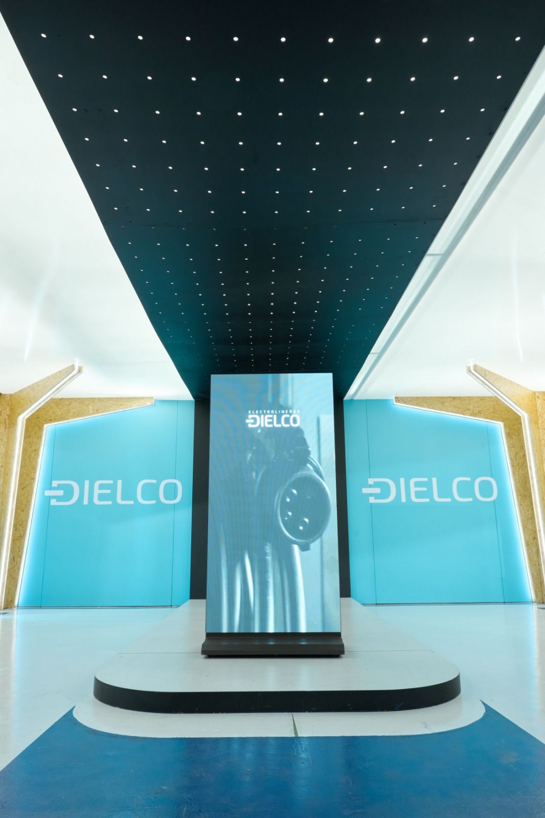 Photo 2 of 21 in DIELCO EV Charging Station by Alejandro Enciso Marín ...